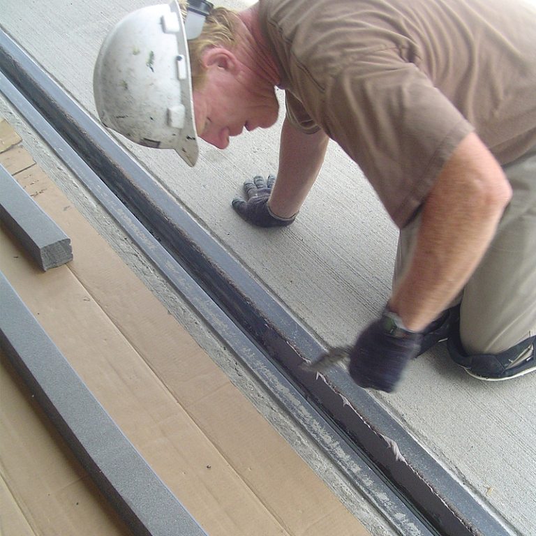 DSM SYSTEM Installation in Metal · Sika Emseal